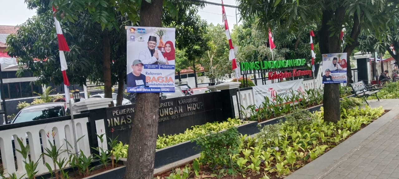 Banner Relawan Acep-Gina Dipaku di Pohon Depan Kantor DLHK, Segera ...